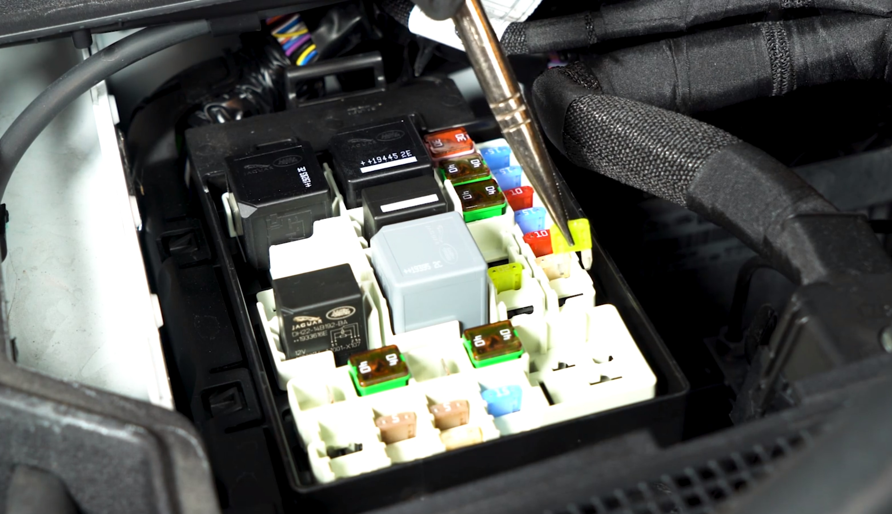 Symptoms of a Blown Car Fuse - AutoZone