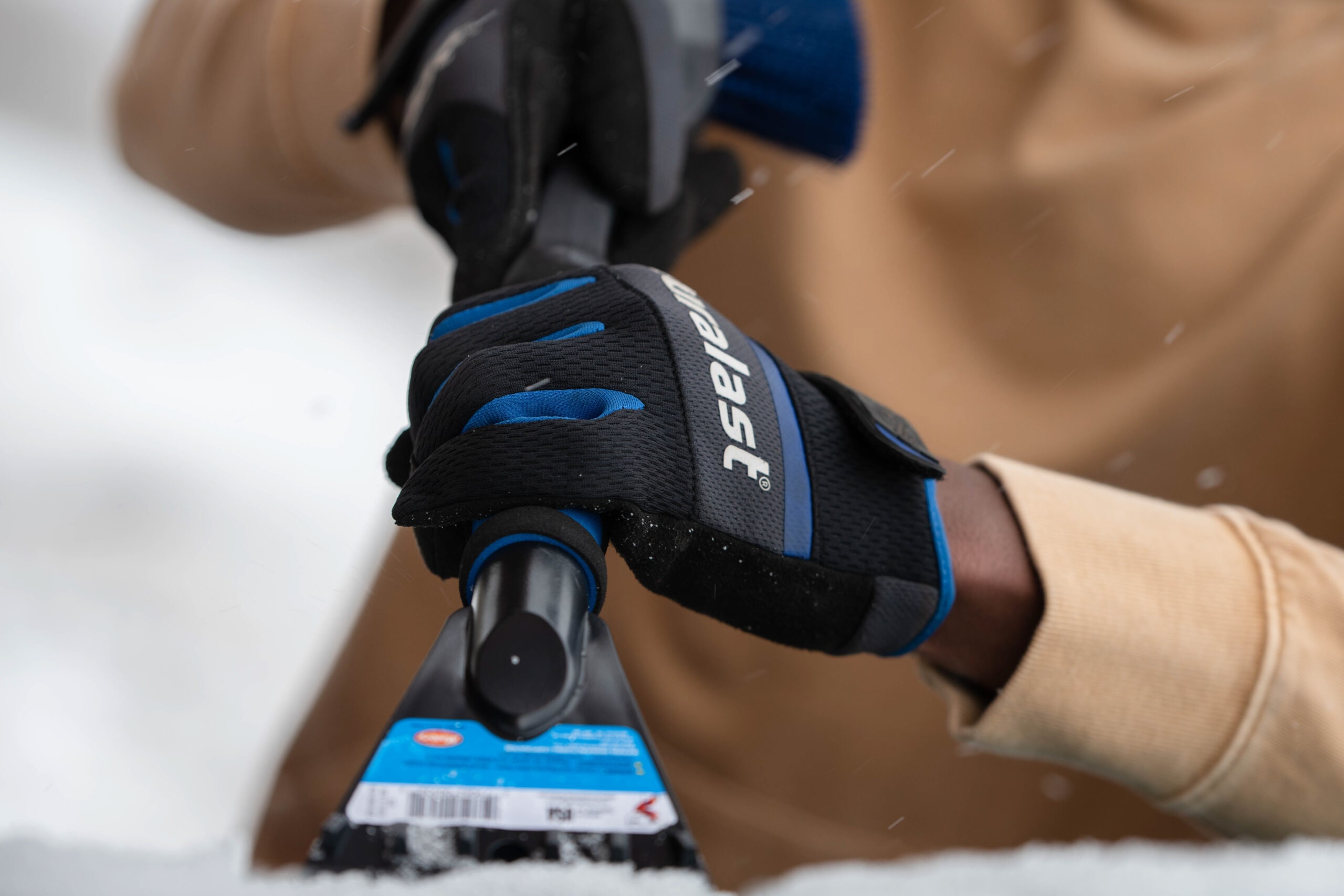 Best Car Ice Scrapers for Your Windshield - AutoZone