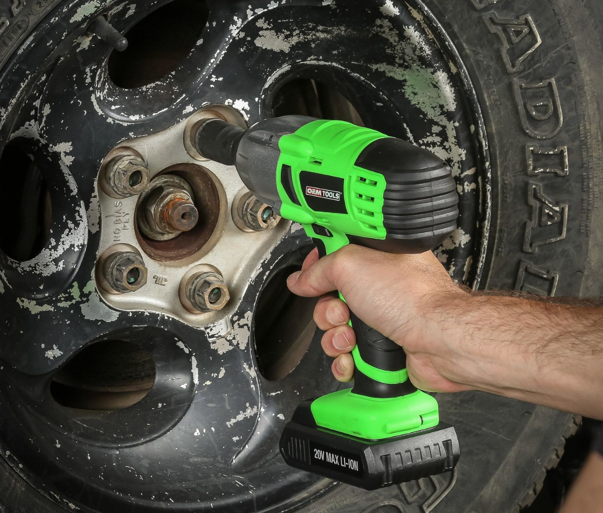 How to Remove a Stuck Lug Nut - AutoZone